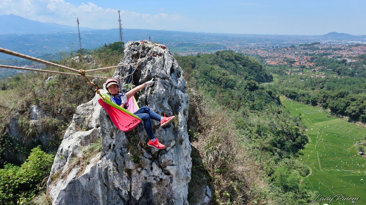 Wisata Bandung Ekstrim di Tebing Hawu Padalarang | Lady Pinem
